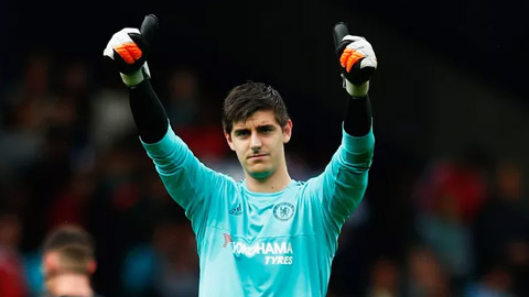 Courtois chăm chút găng tay như báu vật - Bongdaplus.vn