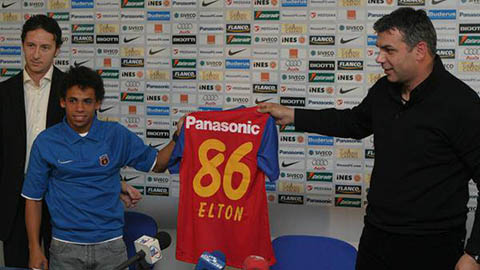 Sự nghiệp kỳ lạ của chàng lùn Brazil được so sánh với Maradona ...