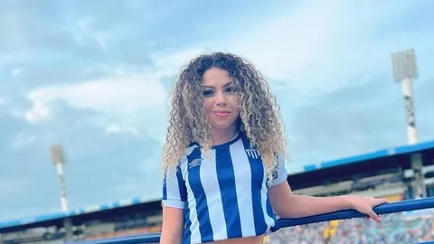 Sốc với người mẫu Daniella Motta làm điều xằng bậy ngay tại sân vận ...