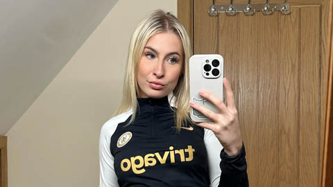 Astrid Wett: Nữ CĐV nóng bỏng lên giây cót tinh thần cho dàn sao ...