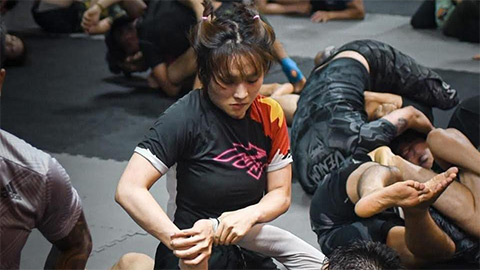 'Chị đại' Top team MMA hạ đẹp thanh niên xăm trổ - Bongdaplus.vn