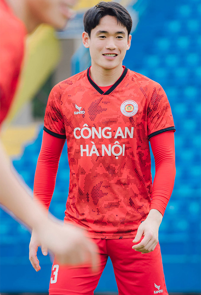 Công an Hà Nội chuyển giao băng đội trưởng cho Huỳnh Tấn Sinh ...